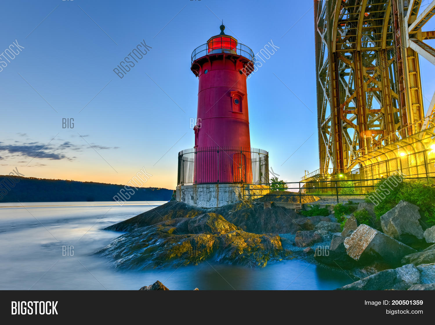 Little Red Lighthouse Image & Photo (Free Trial) | Bigstock