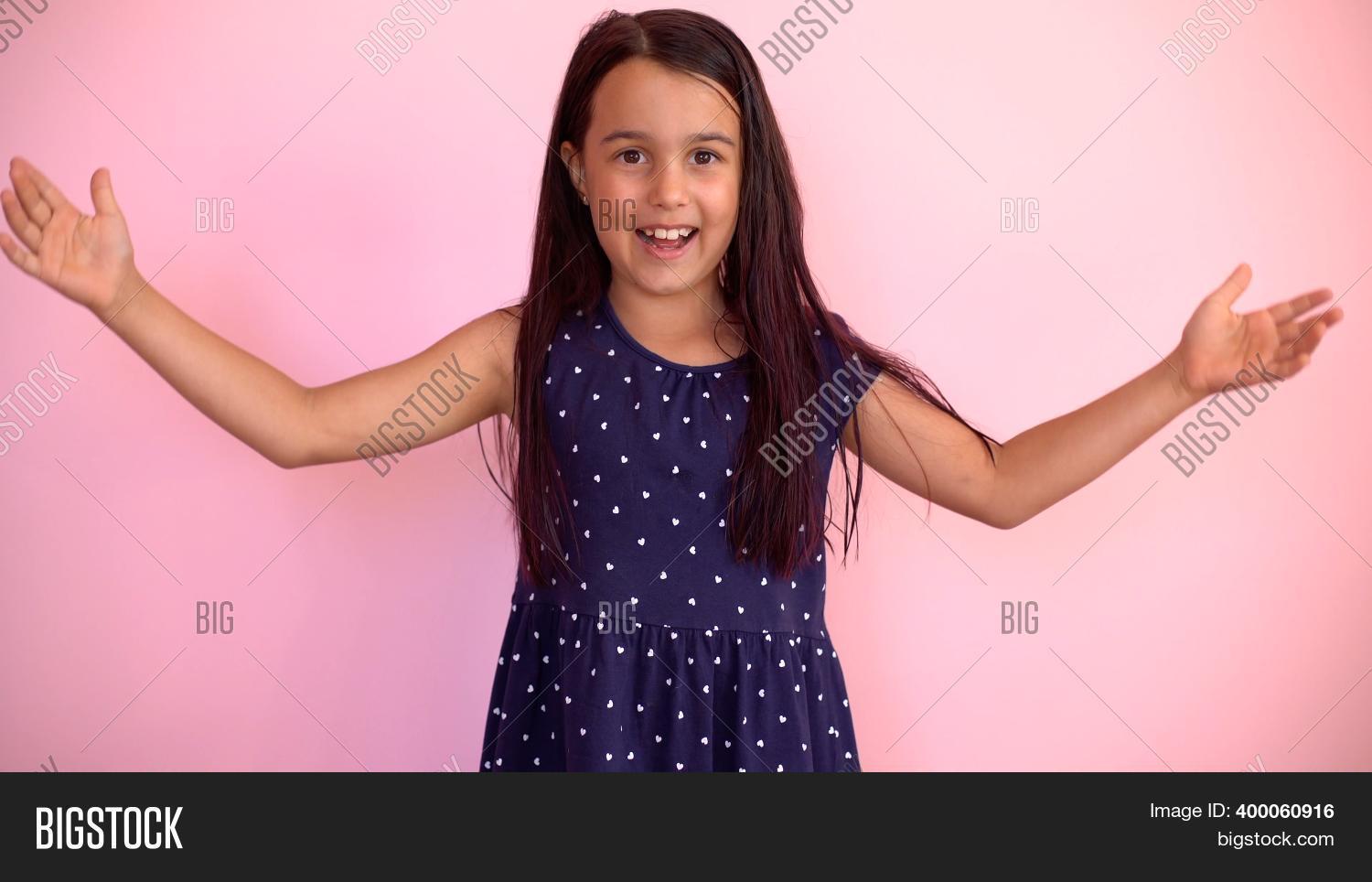 Imagen y foto Little Girl Showing (prueba gratis) | Bigstock