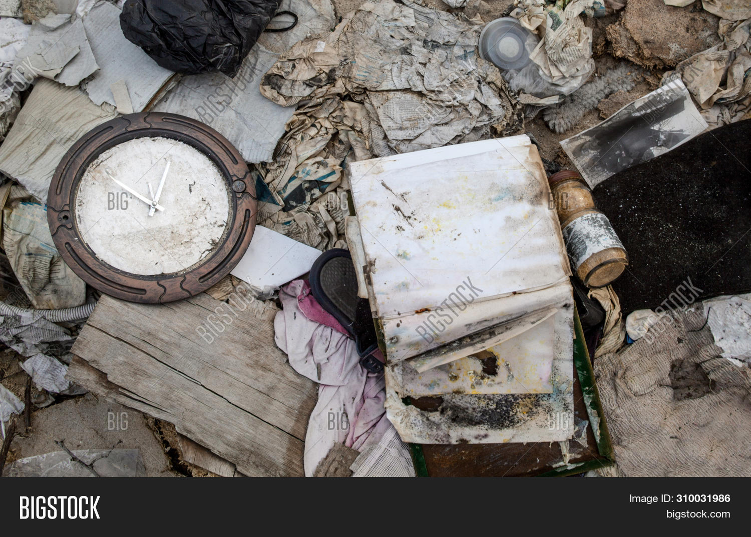 Old Broken Wall Clock Image & Photo (Free Trial) | Bigstock