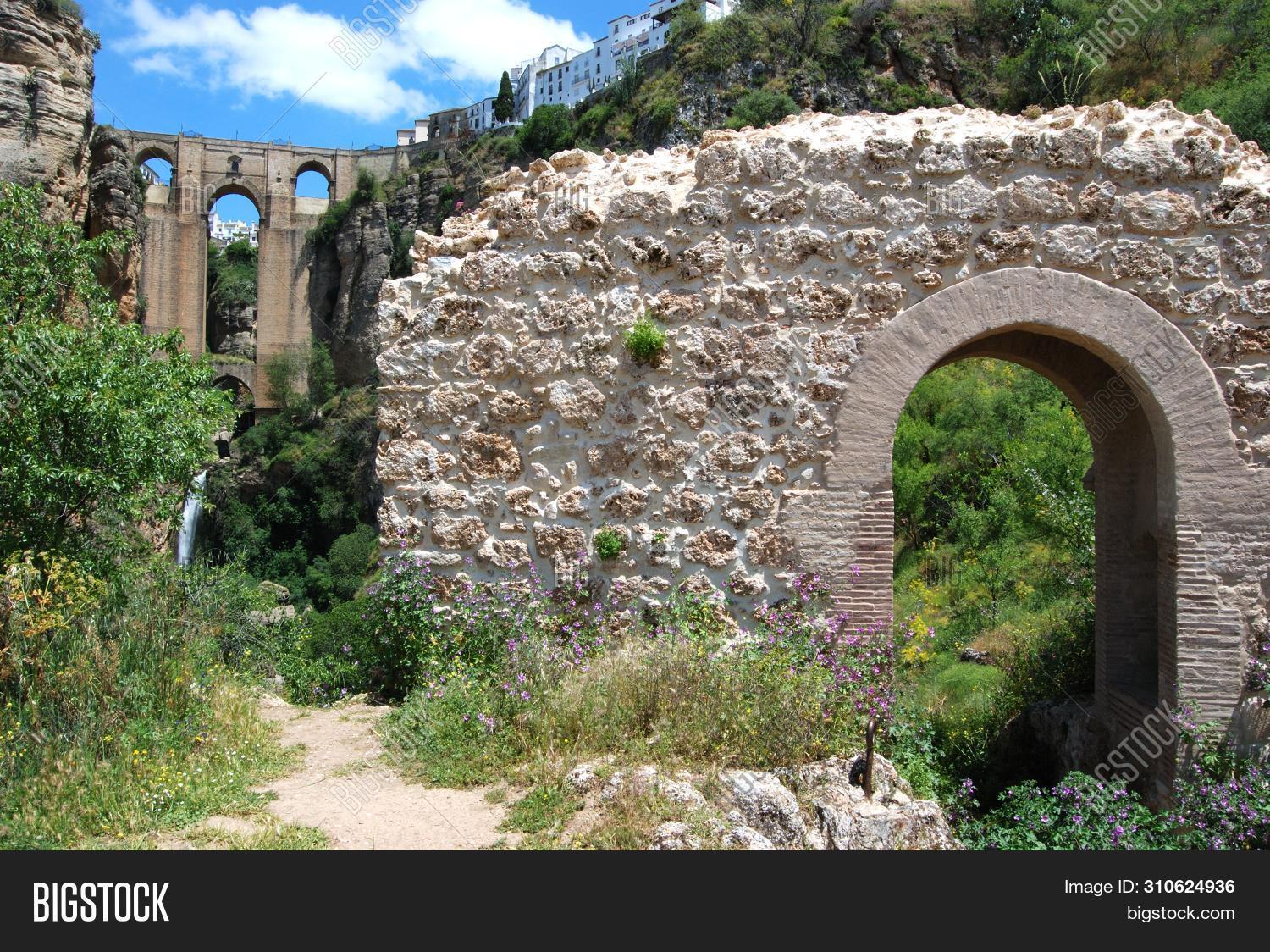 Imagen y foto Old Stone Archway (prueba gratis) | Bigstock