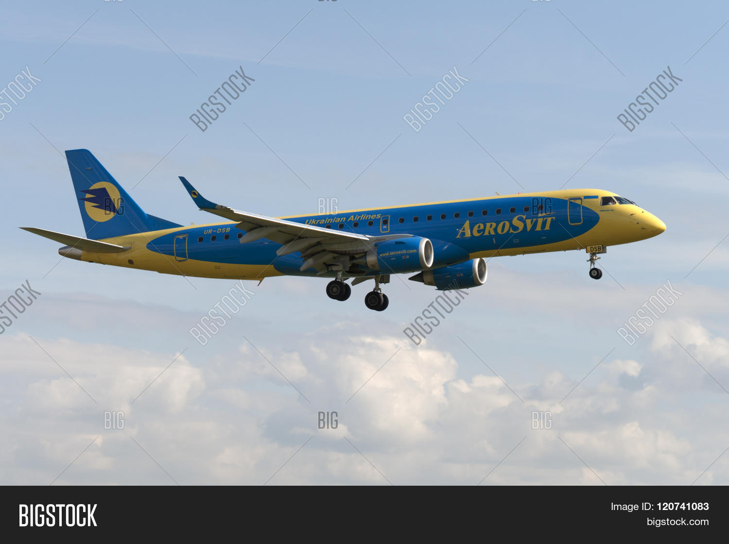 Embraer E190 Jet Image & Photo (Free Trial) | Bigstock