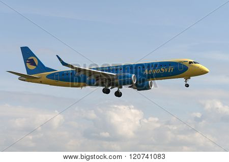 Embraer E190 Jet Image & Photo (Free Trial) | Bigstock
