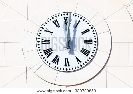 Clock Shows 12 O'clock Image & Photo (Free Trial) | Bigstock
