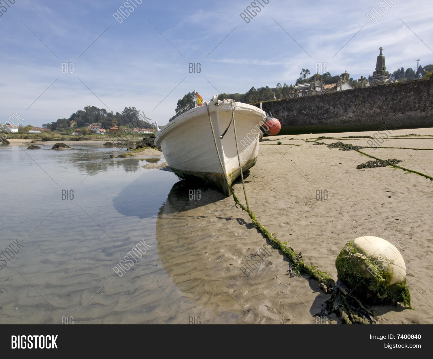 Aground Boat Low Tide Image & Photo (Free Trial) | Bigstock