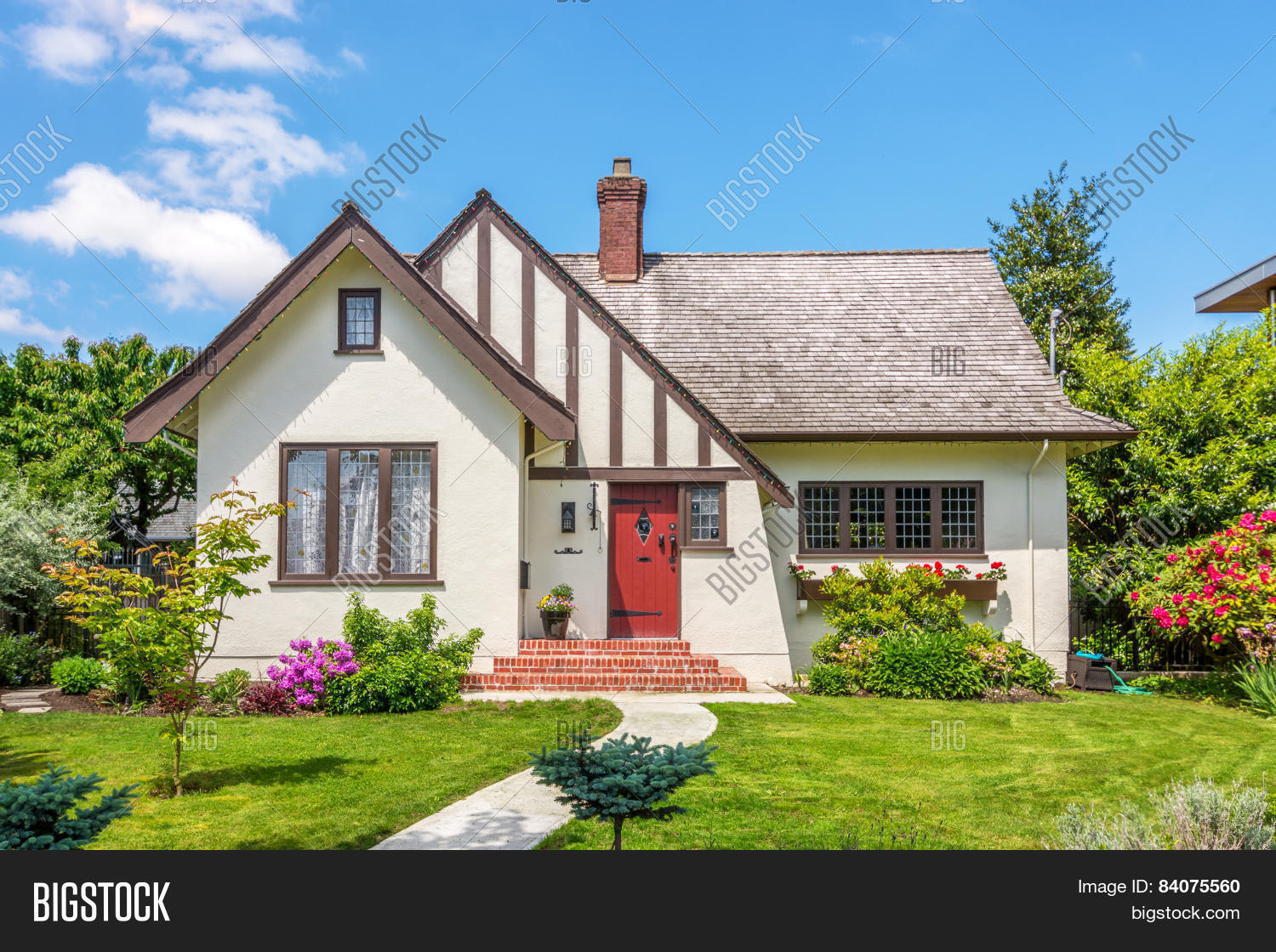 Imagen y foto Cozy House Exterior (prueba gratis) | Bigstock