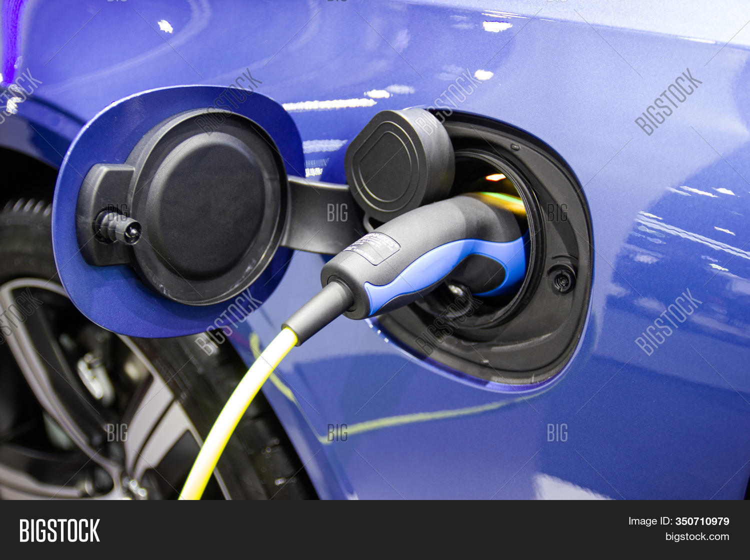 Charging Battery Car Image & Photo (Free Trial) | Bigstock