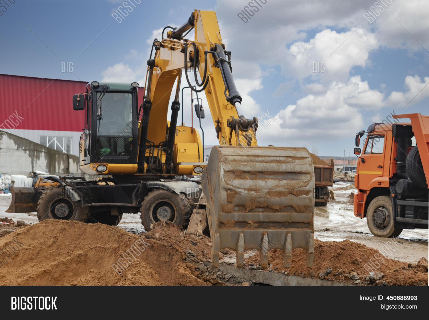 Excavator Loads Soil Image & Photo (Free Trial) | Bigstock
