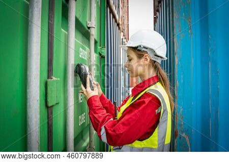 Woman Foreman And Operator Using Credit Card Swipe Machine For Checking ...