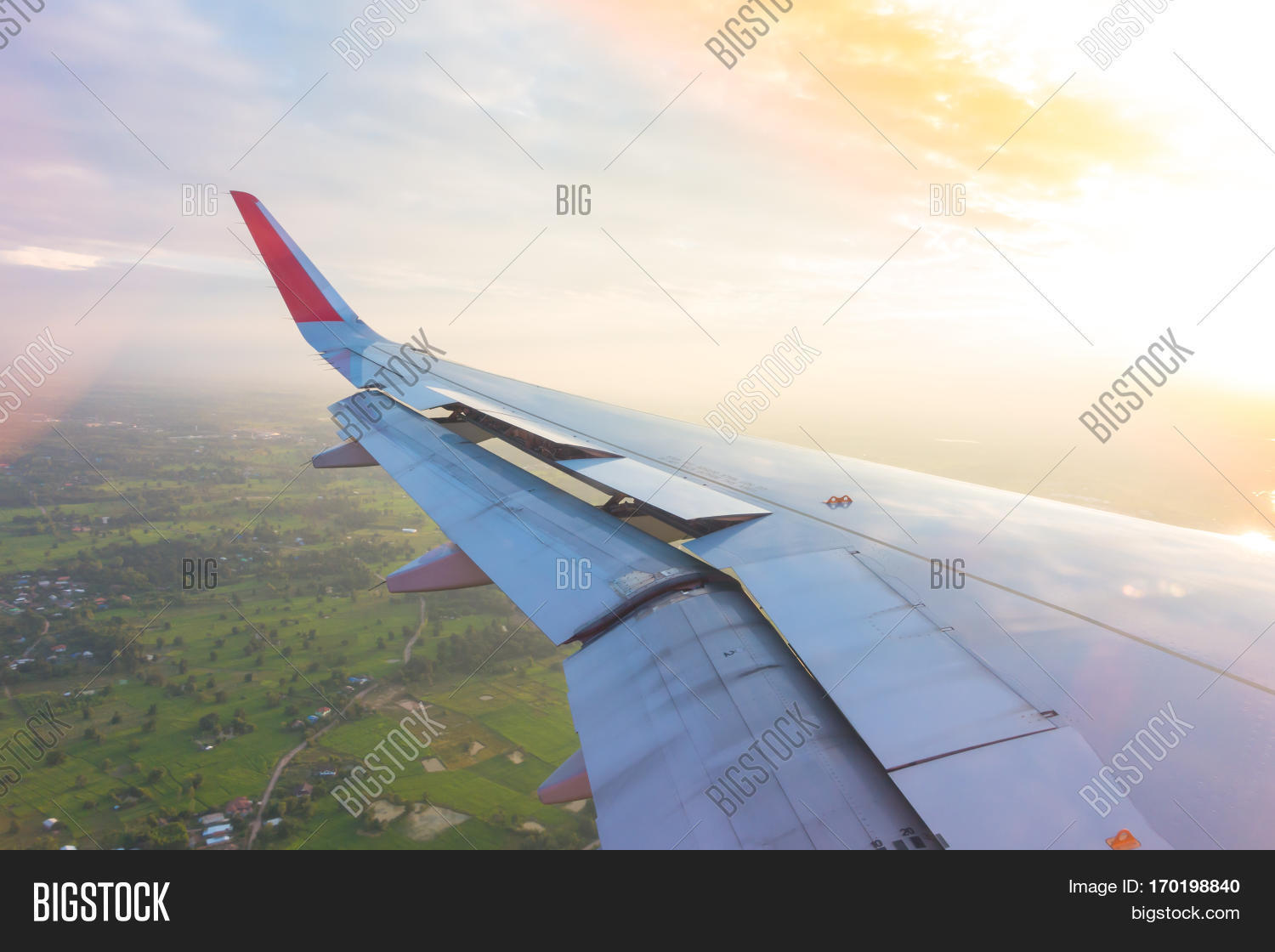 Wing Airplane 图片和照片（免费试用） | Bigstock