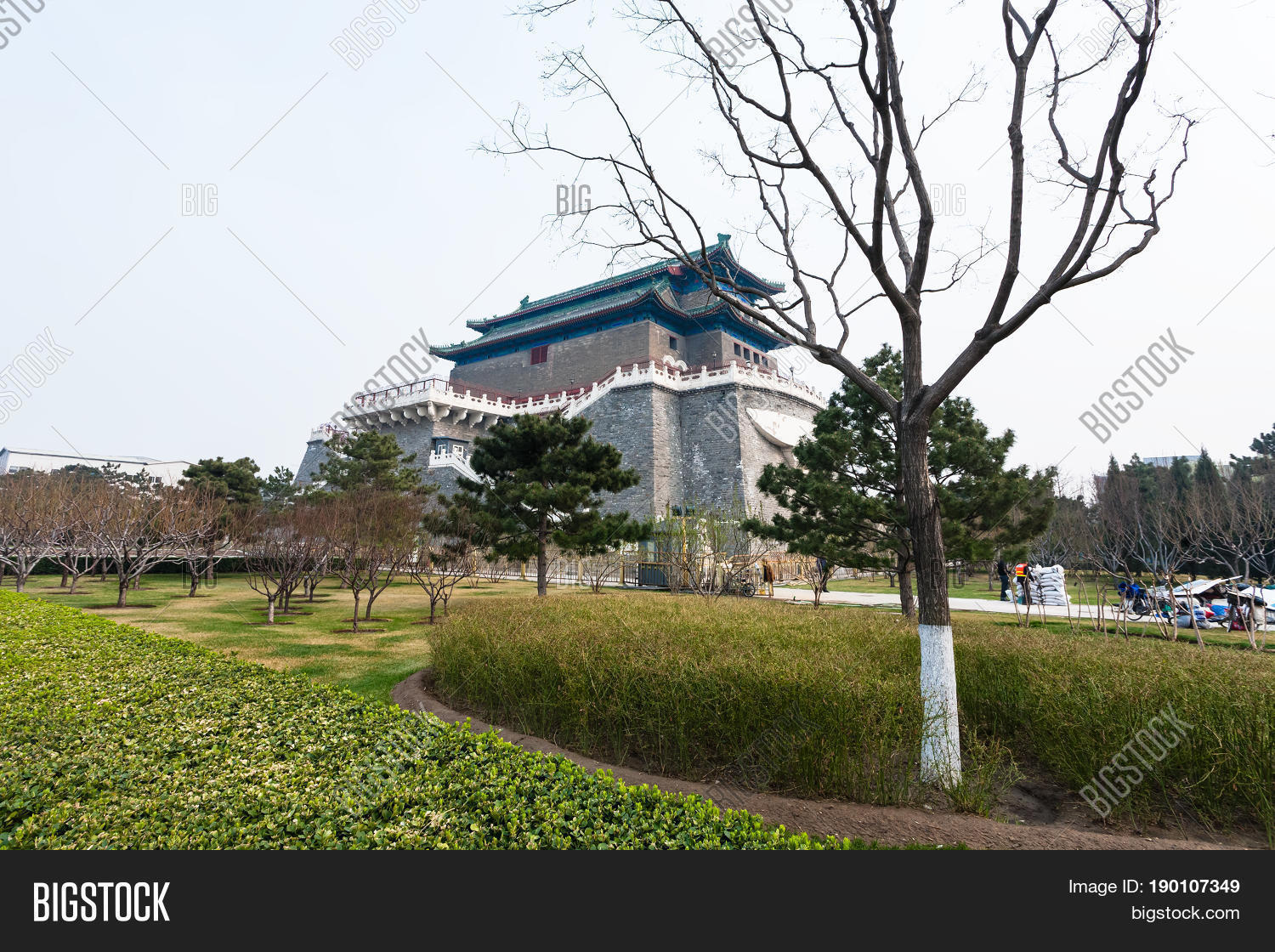 Public Park View Arrow Image & Photo (Free Trial) | Bigstock