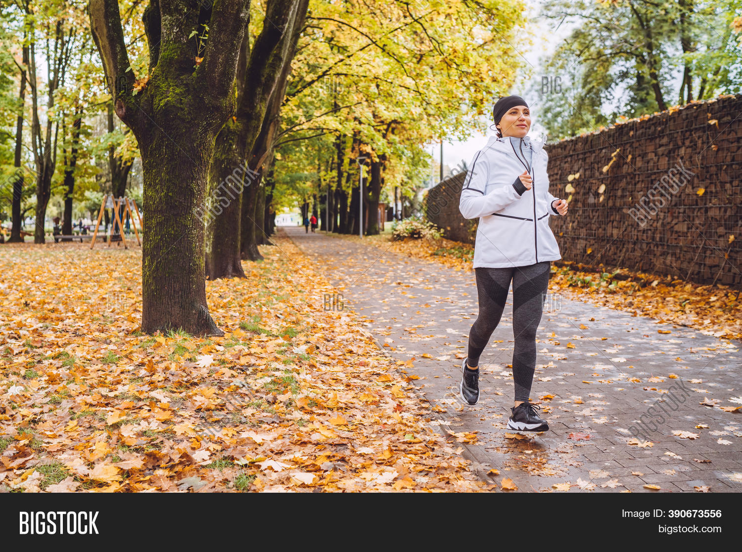 Smiling Athletic Woman Image & Photo (Free Trial) | Bigstock