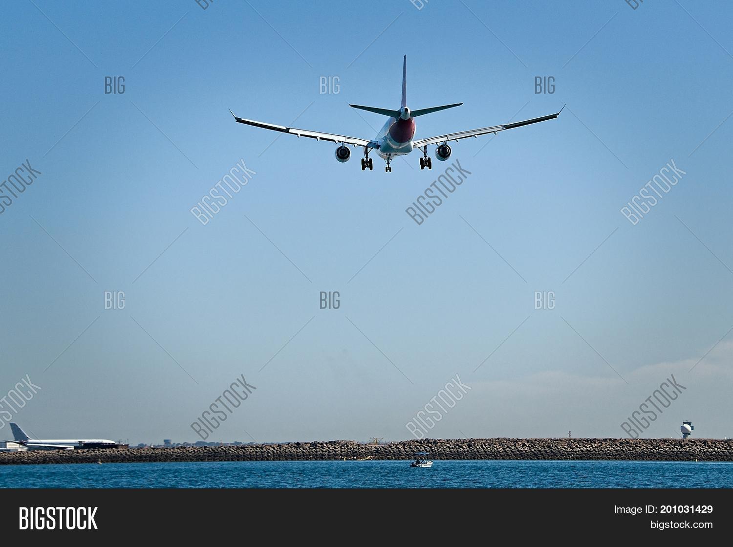 Commercial Jet Image & Photo (Free Trial) | Bigstock