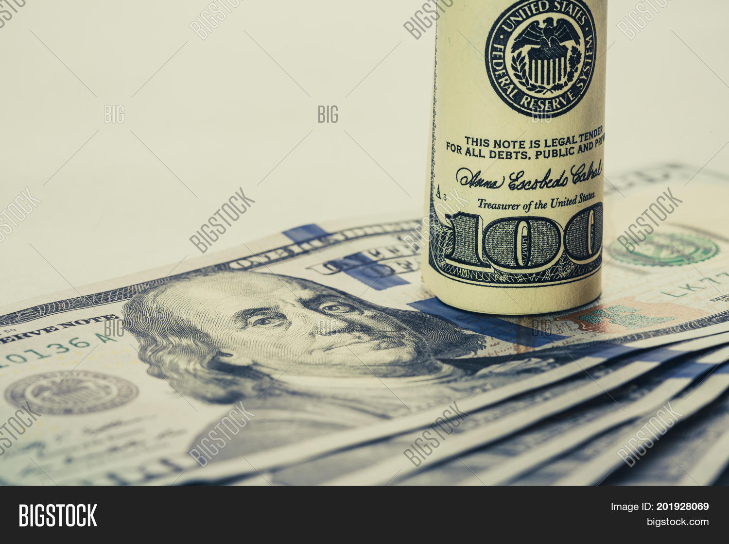 Imagen y foto Coiled 100 Dollar (prueba gratis) | Bigstock