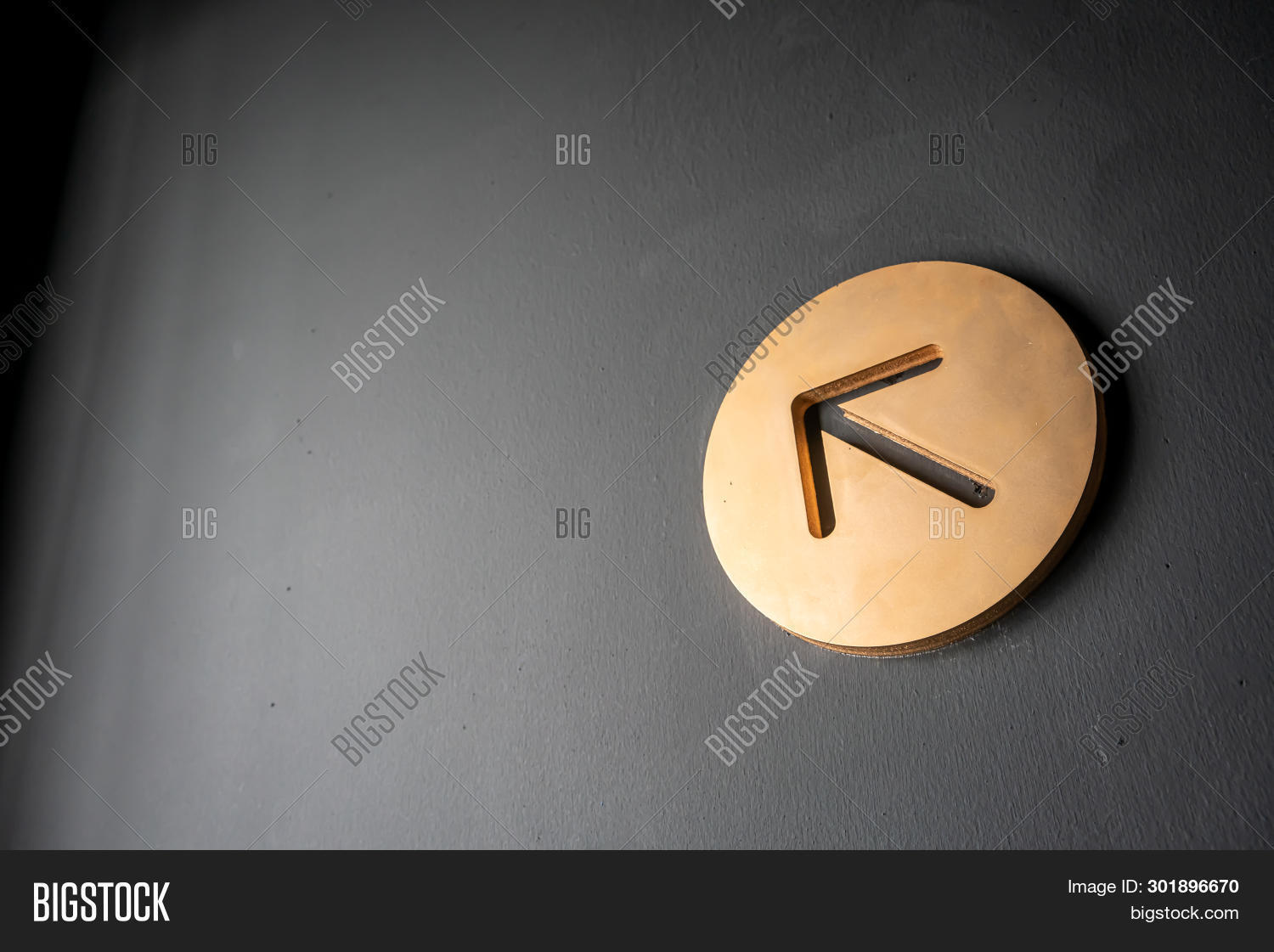 Gold Arrow Sign Circle Image & Photo (Free Trial) | Bigstock