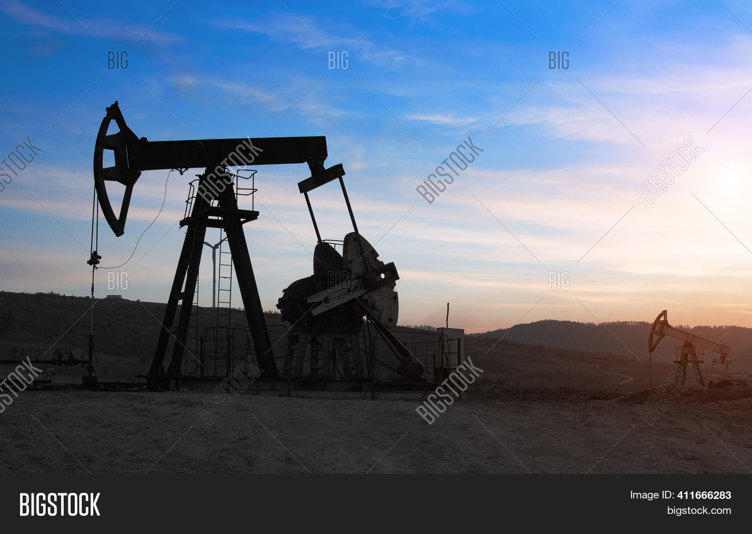 Oil Drilling Derricks Image & Photo (Free Trial) | Bigstock