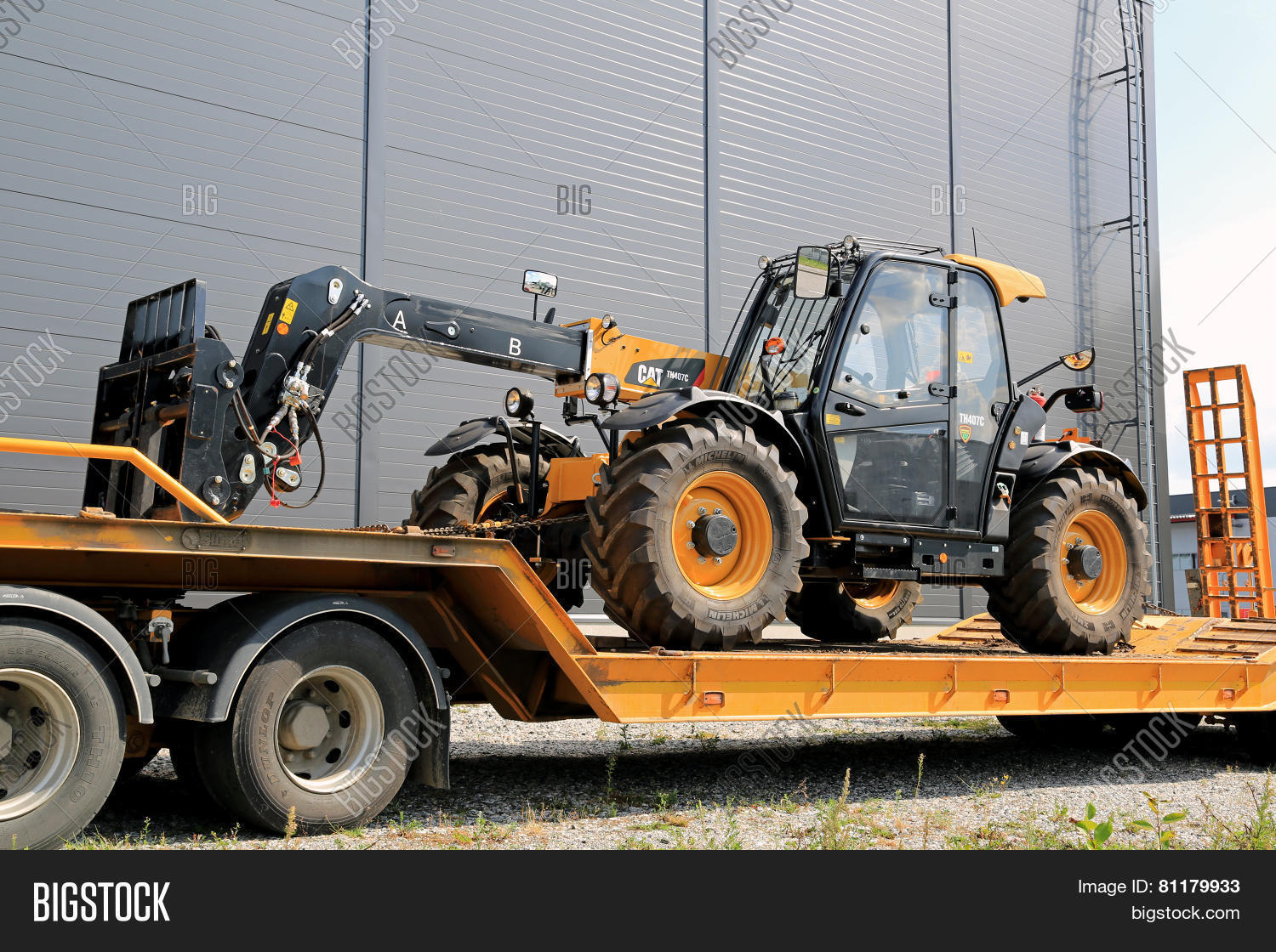 Caterpillar TH407C Image & Photo (Free Trial) | Bigstock