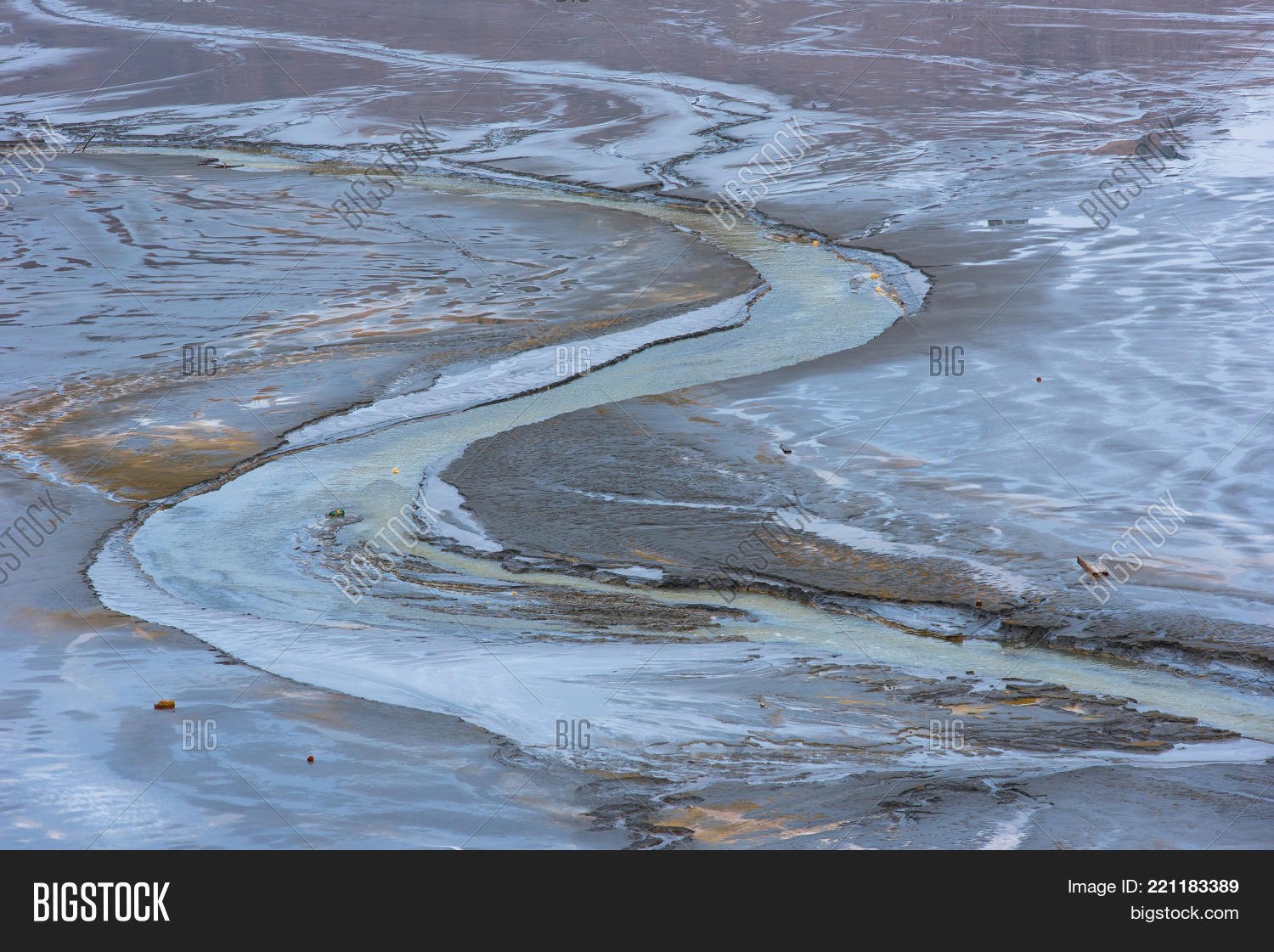 Pollution Lake 图片和照片（免费试用） | Bigstock