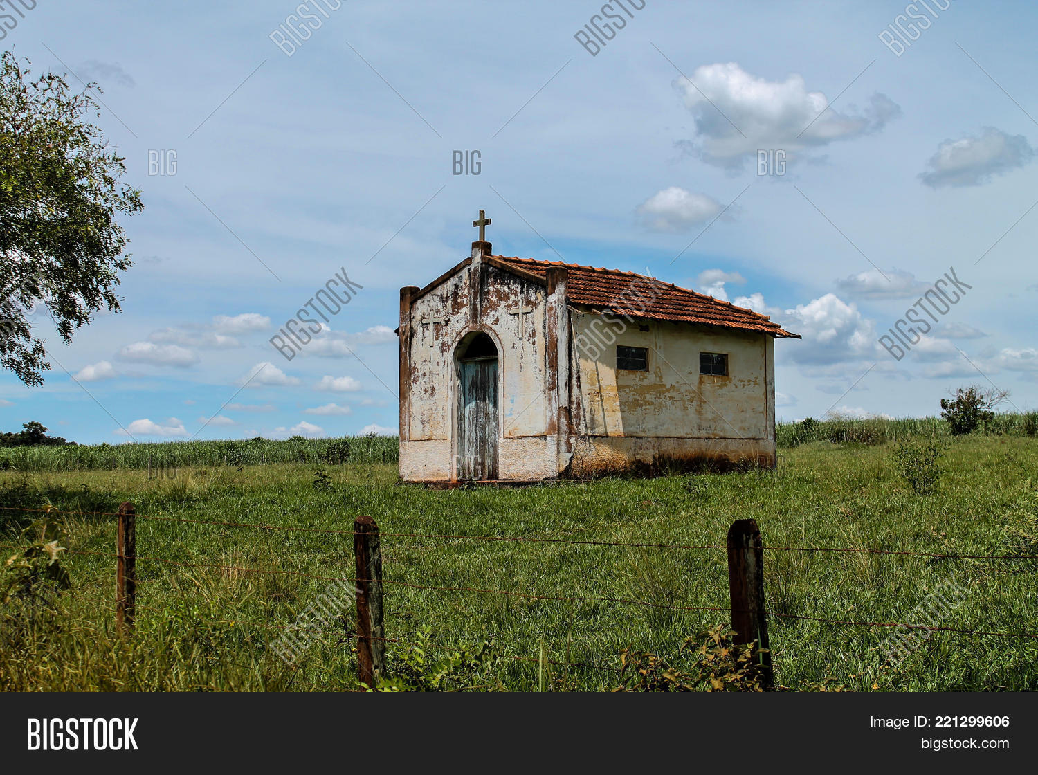 Pequena Capela Rural Image & Photo (Free Trial) | Bigstock