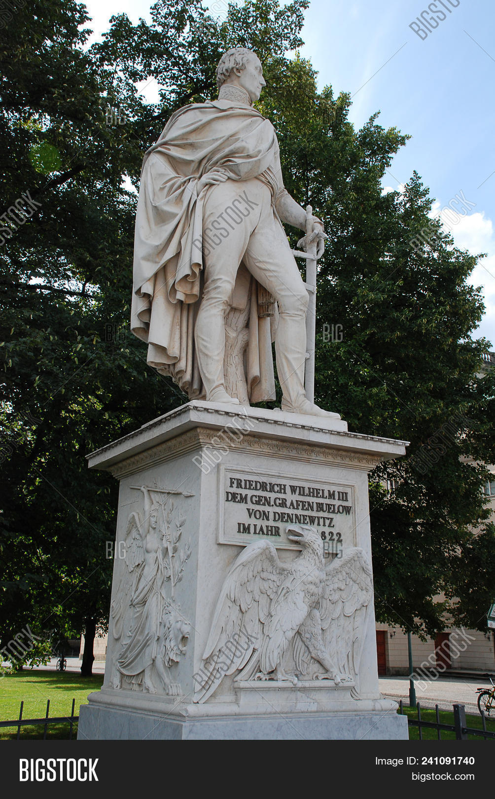 Statue, Street "unter Image & Photo (Free Trial) | Bigstock