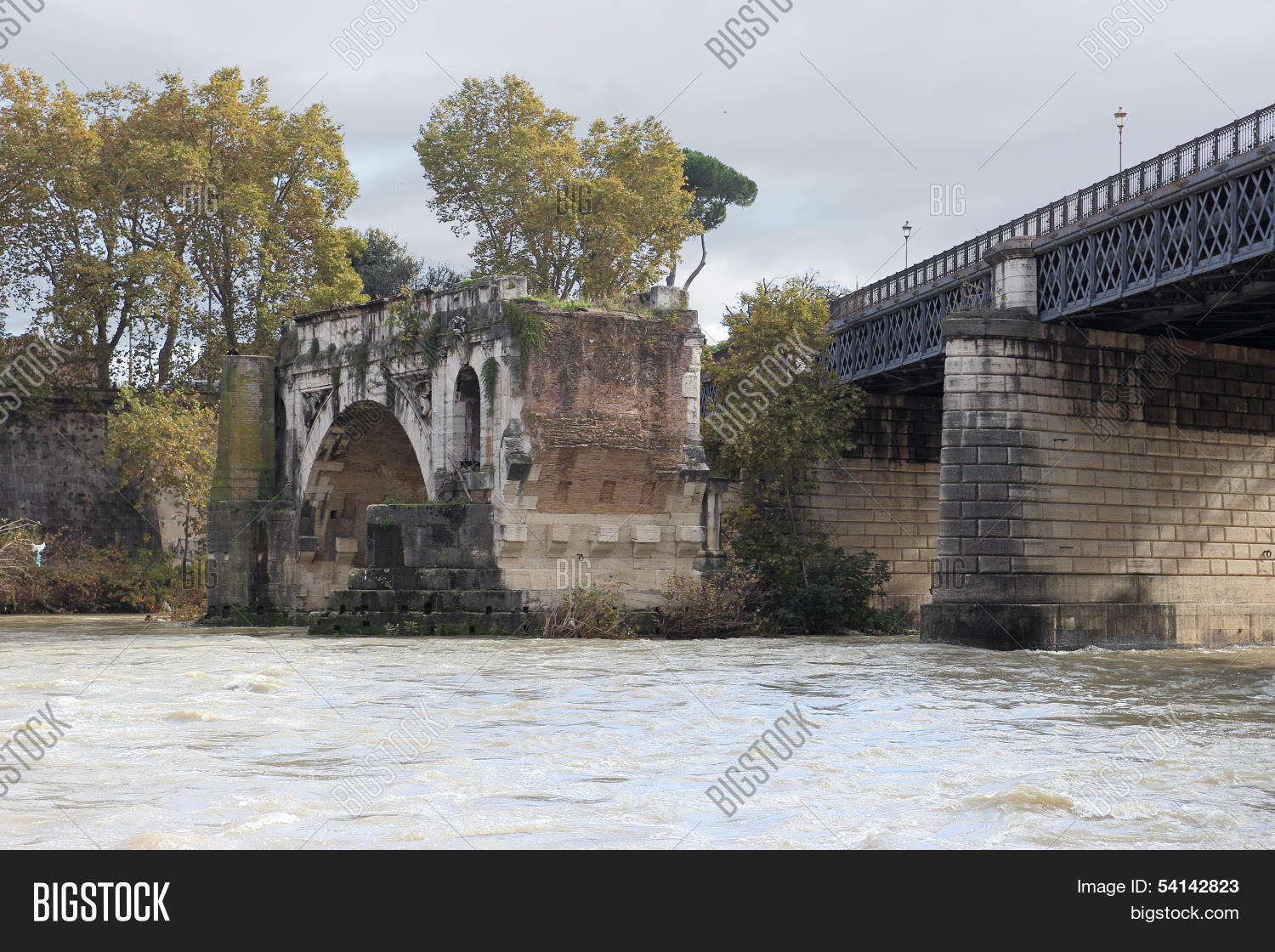 Ponte Rotto Roman Image & Photo (Free Trial) | Bigstock