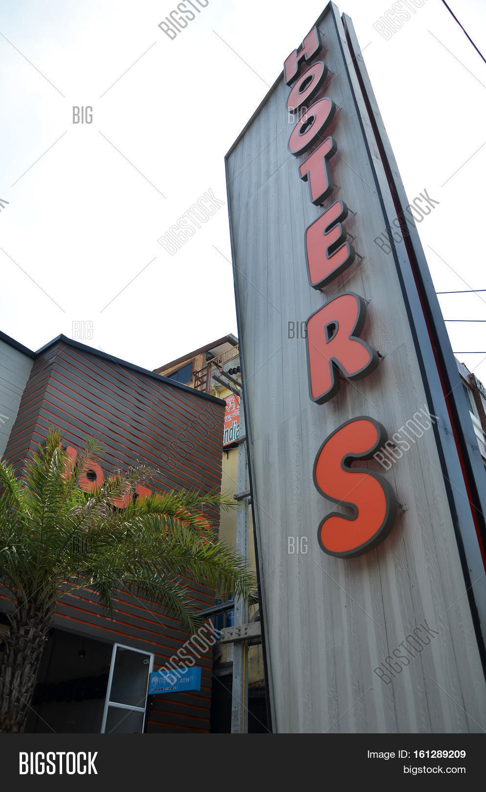 Hooters Exterior Logo Image & Photo (Free Trial) | Bigstock