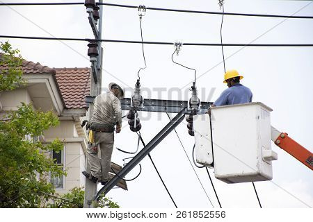 Electrician Worker Image & Photo (Free Trial) | Bigstock