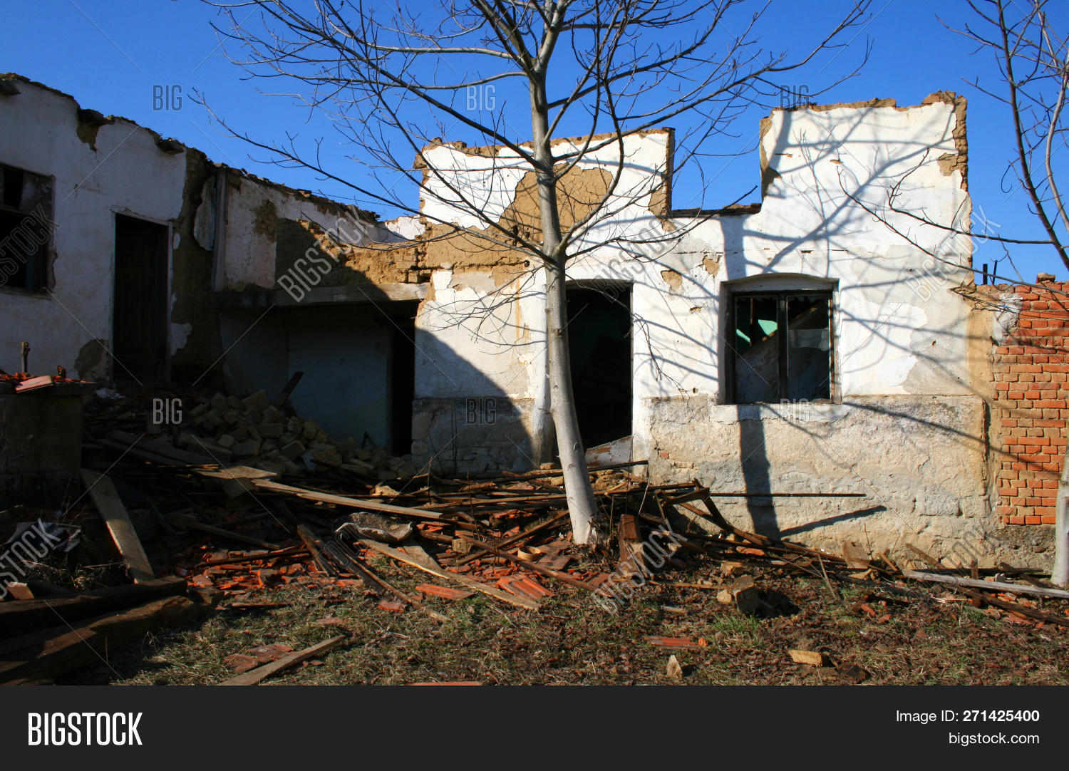 Imagen y foto Old Destroyed House (prueba gratis) | Bigstock