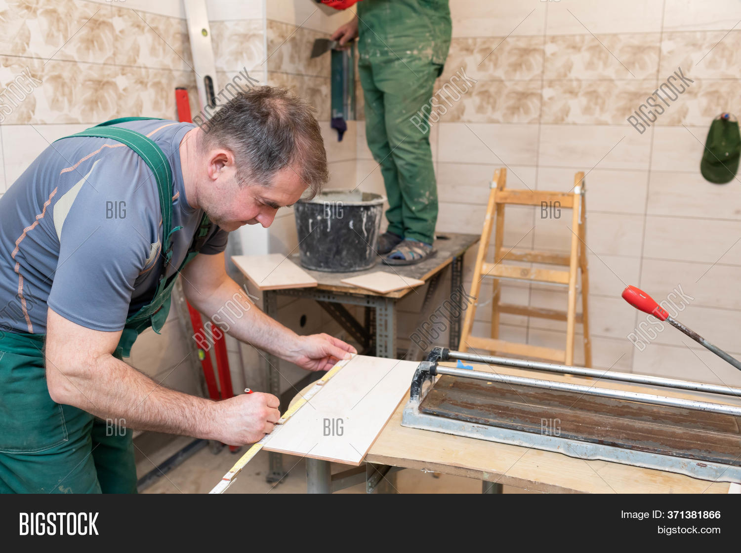 Builder Measures Image & Photo (Free Trial) | Bigstock