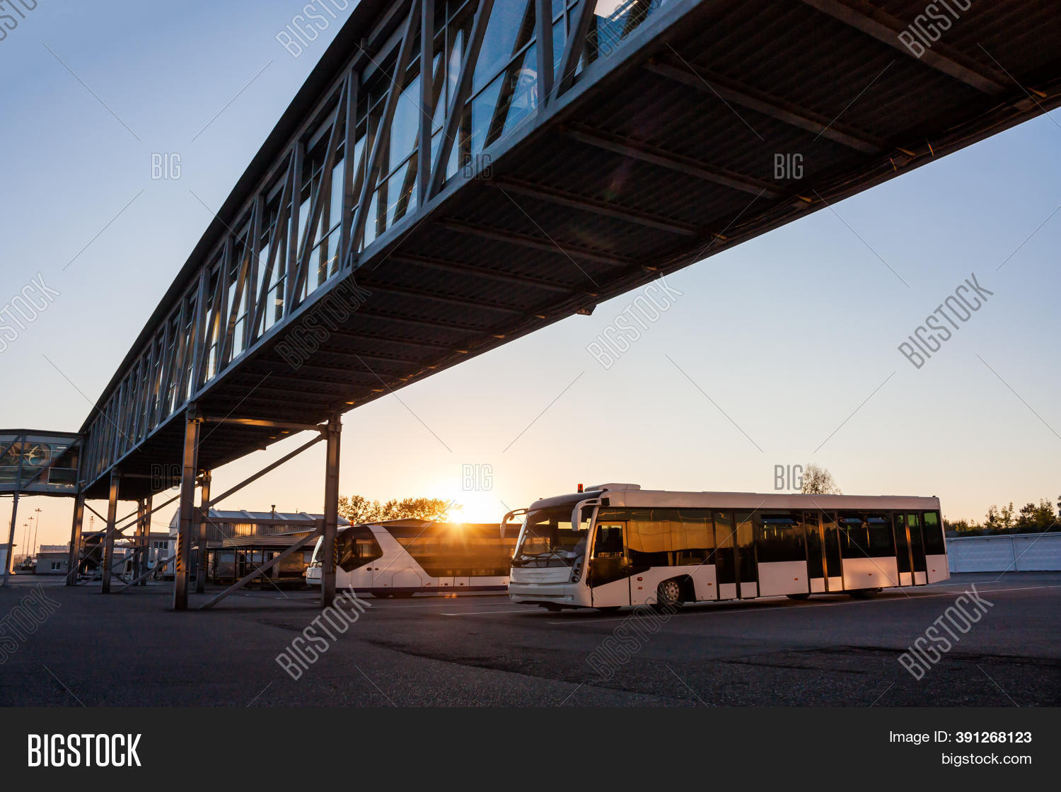 Shuttle Buses Parking Image & Photo (Free Trial) | Bigstock