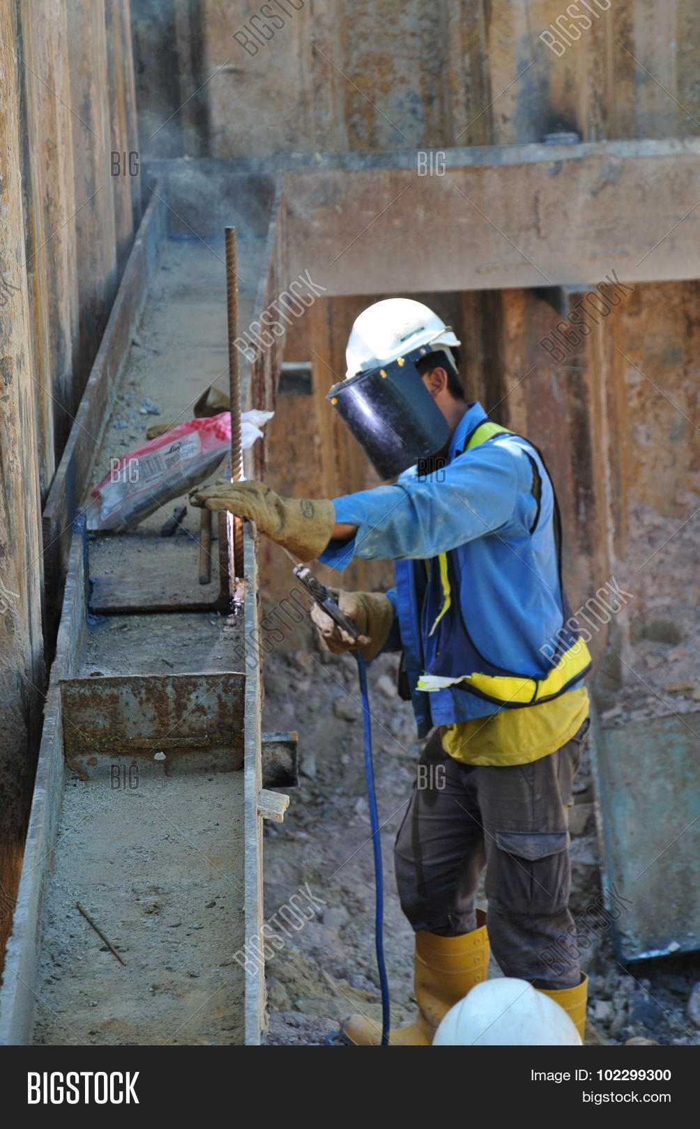 Welder Strengthen Image & Photo (Free Trial) | Bigstock