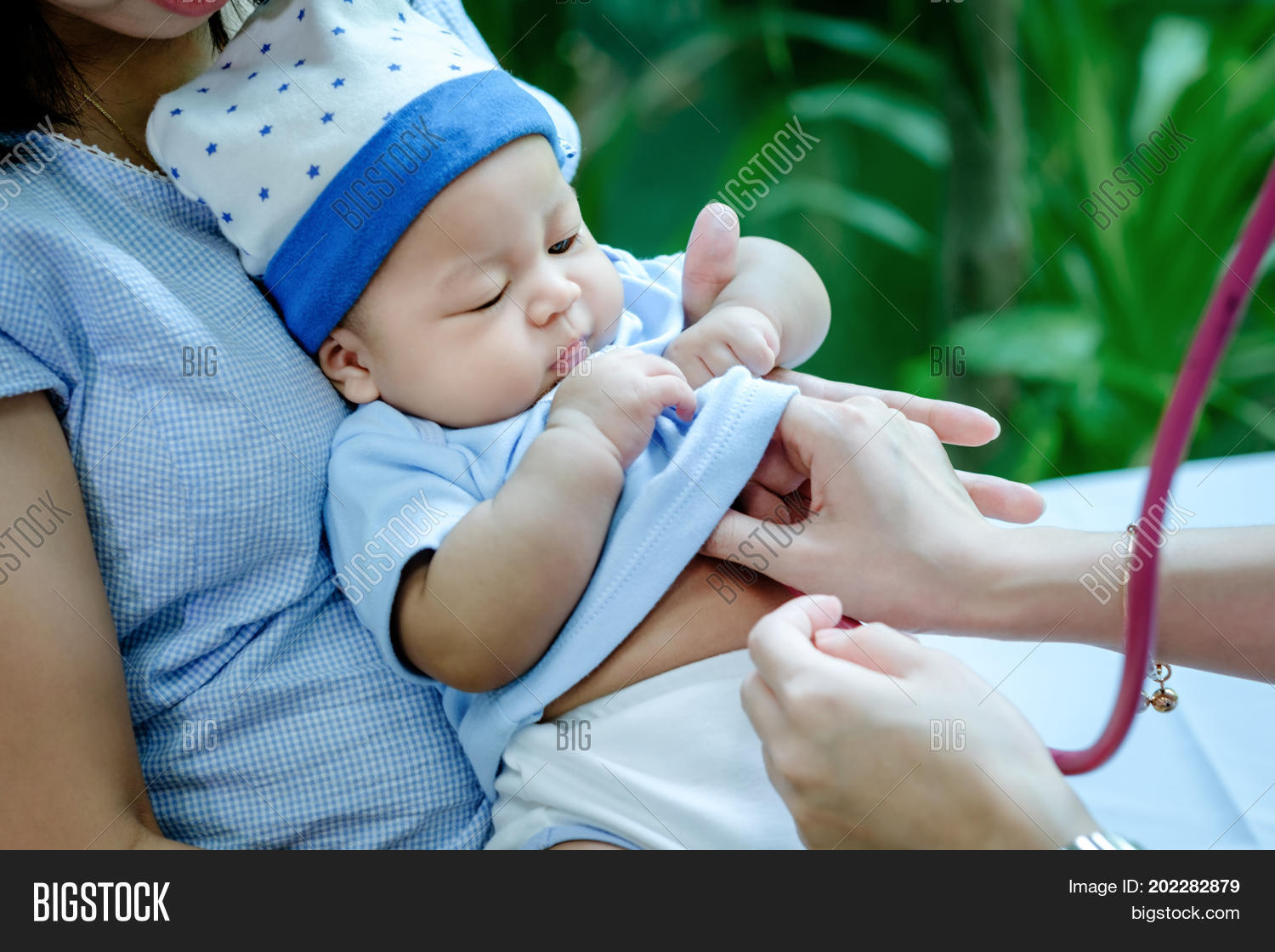 Pediatrician Checks Image & Photo (Free Trial) | Bigstock