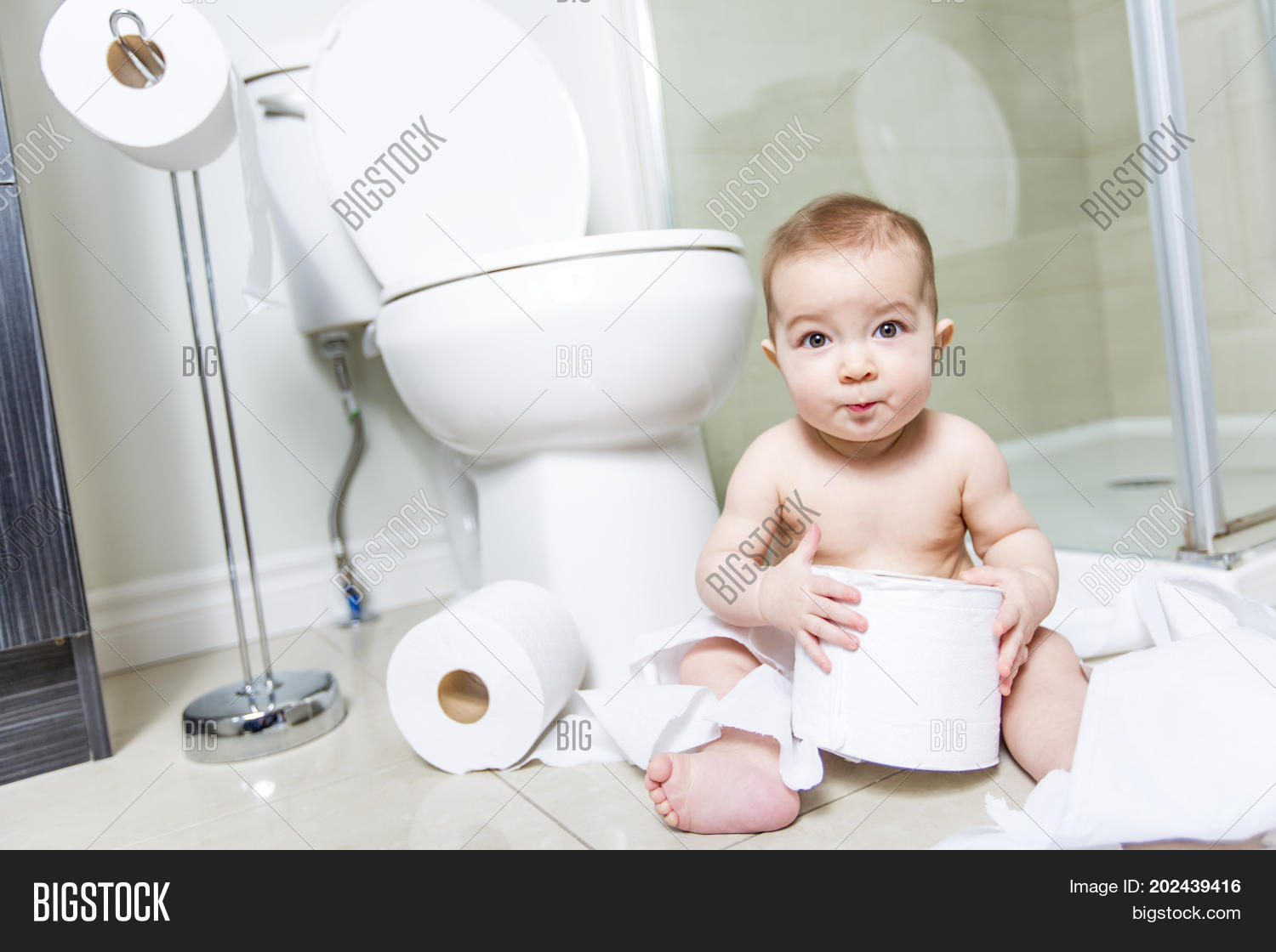 Imagen y foto Toddler Ripping (prueba gratis) | Bigstock
