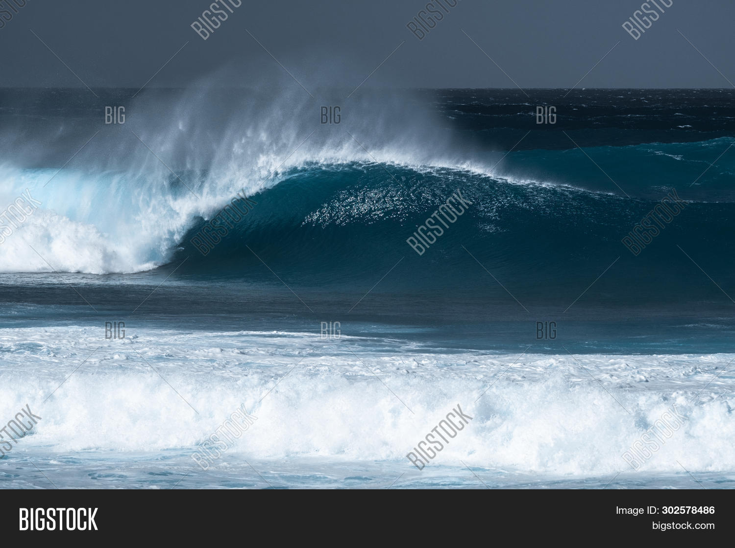 Perfectly Shaped Wave Image & Photo (Free Trial) | Bigstock