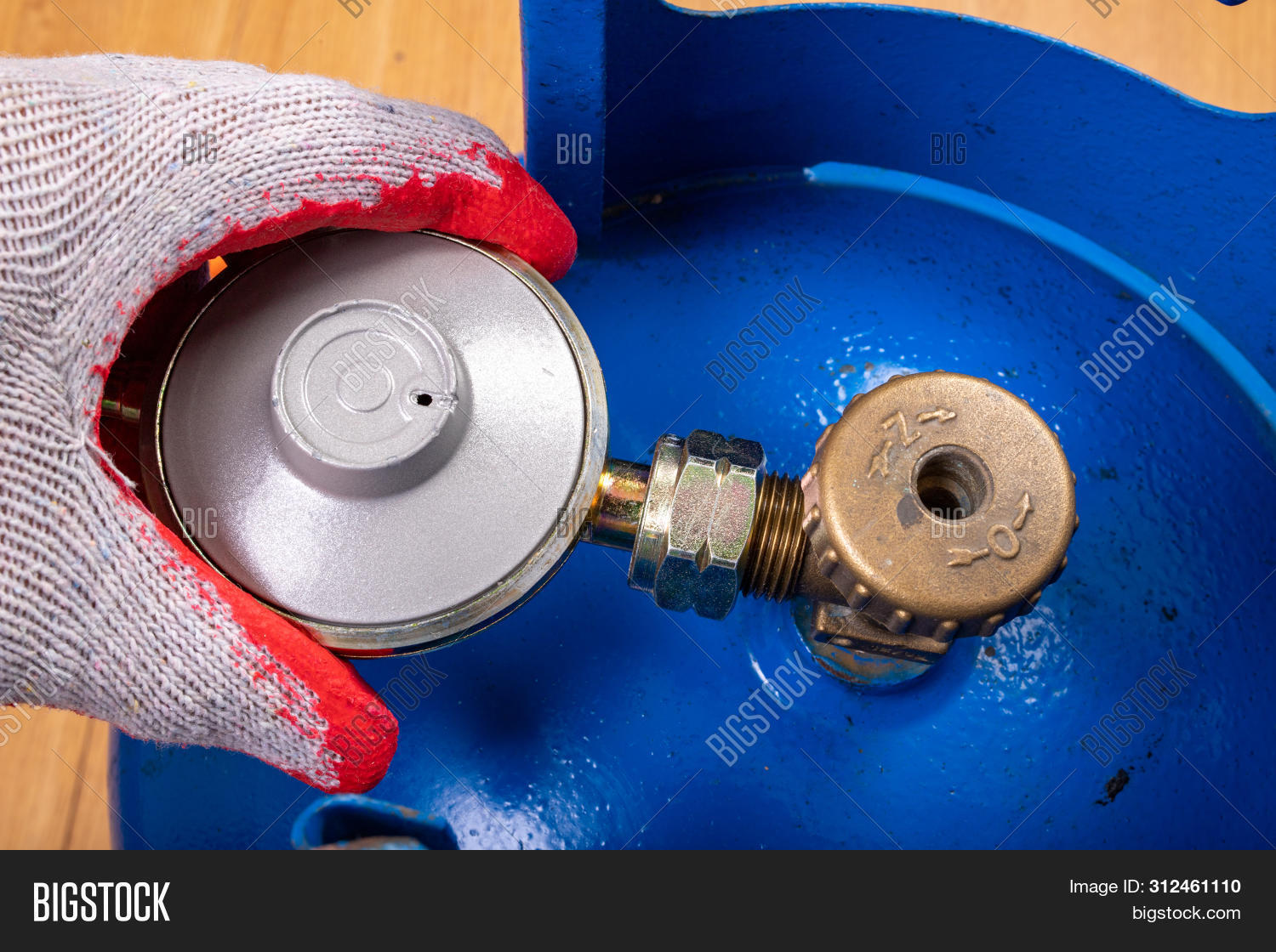 Reducer Gas Cylinder Image & Photo (Free Trial) | Bigstock