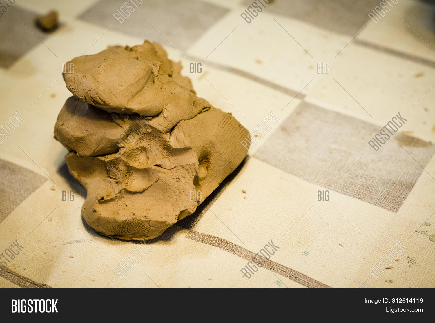 Piece Clay. 图片和照片（免费试用） | Bigstock