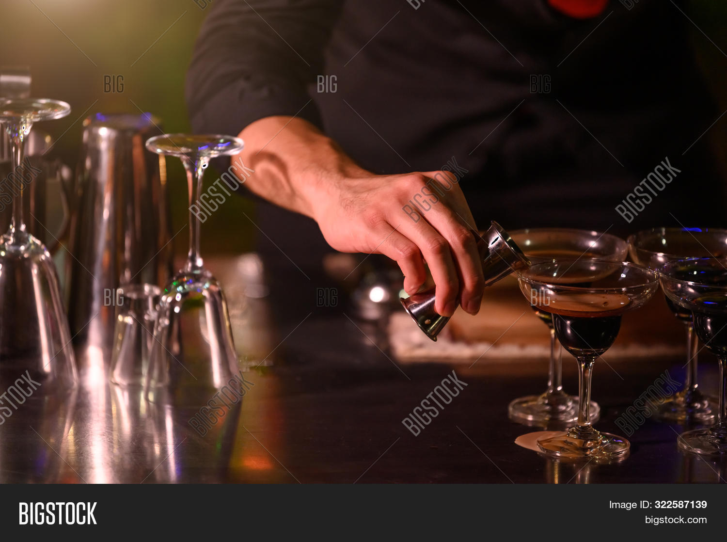 Imagen y foto Closeup Bartender (prueba gratis) | Bigstock