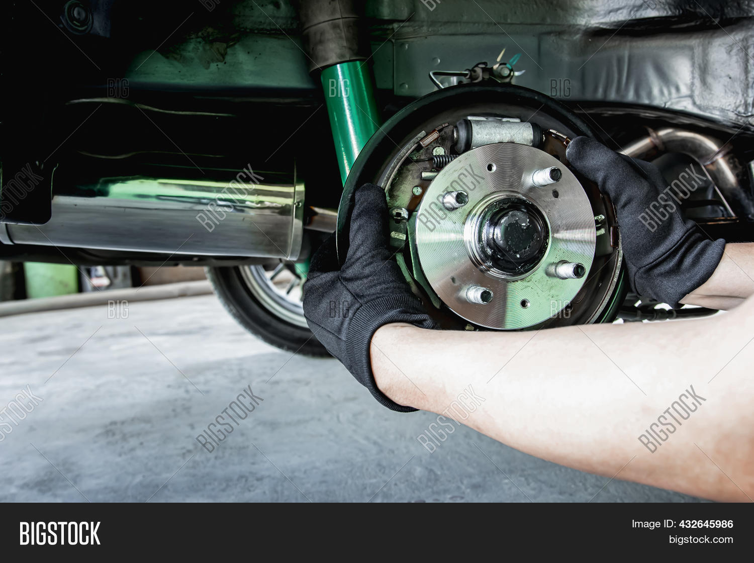 Man Change Auto Hub Image & Photo (Free Trial) | Bigstock