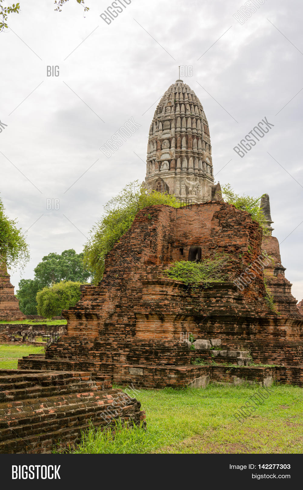 Wat Ratcha Burana Image & Photo (Free Trial) | Bigstock