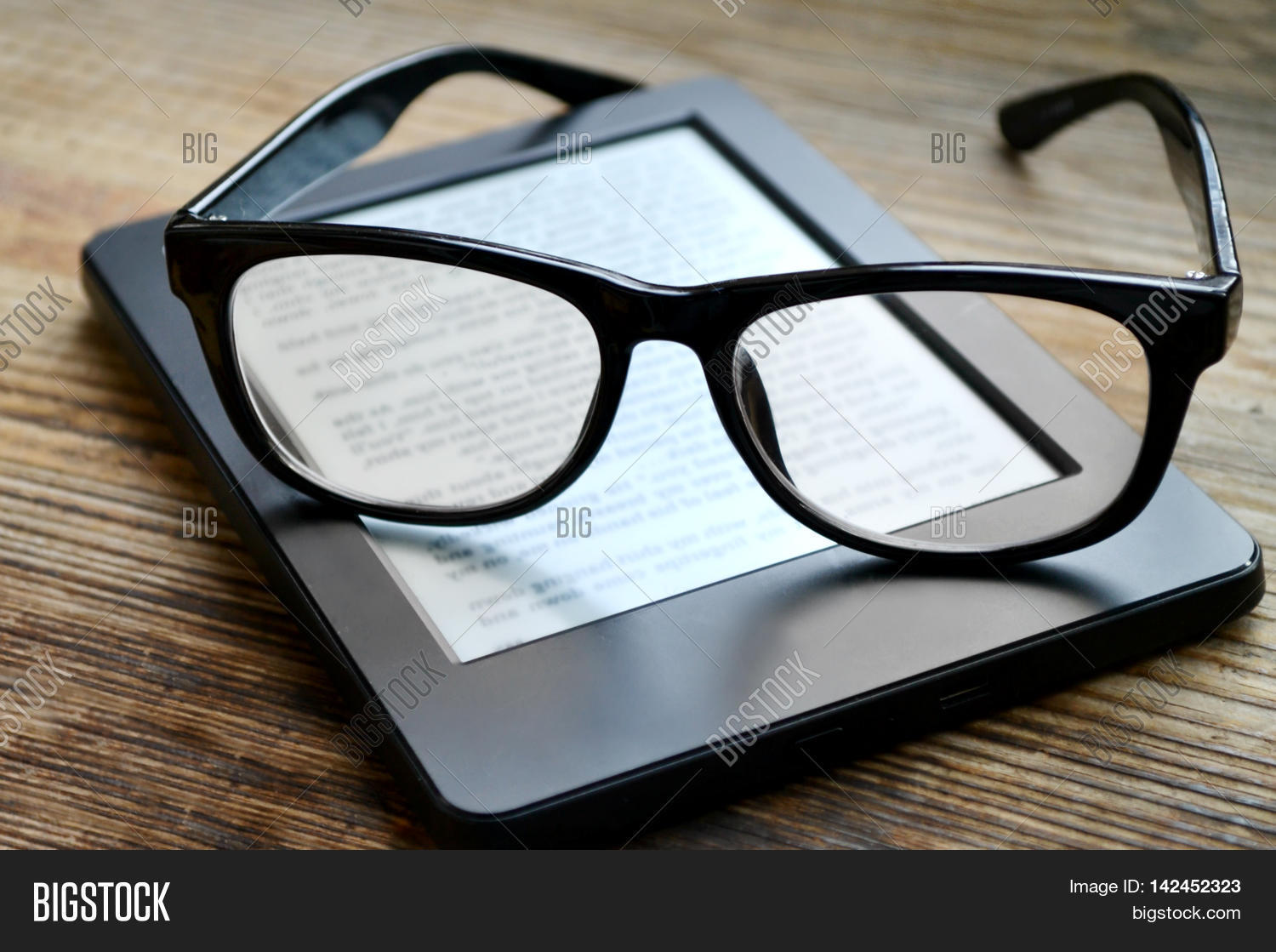 Black Ereader Retro Image & Photo (Free Trial) | Bigstock