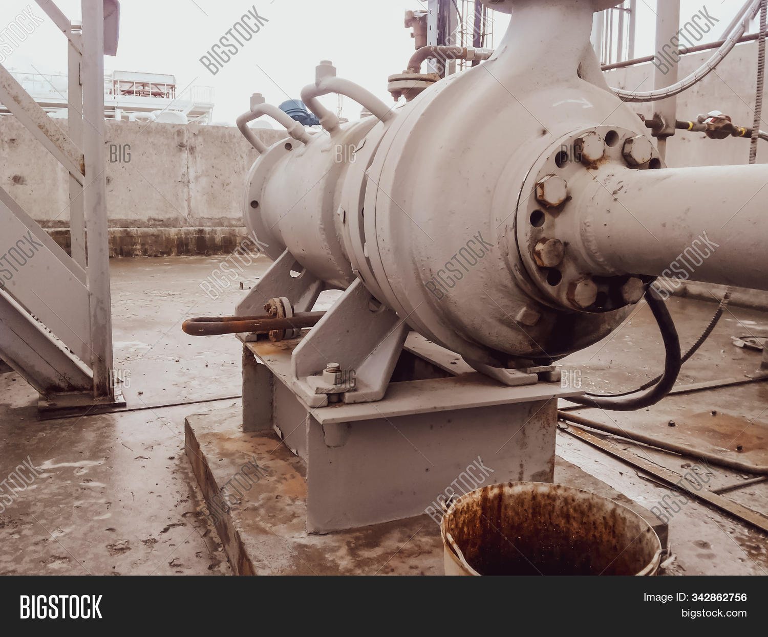 Imagen y foto Pump Pumping Oil (prueba gratis) | Bigstock