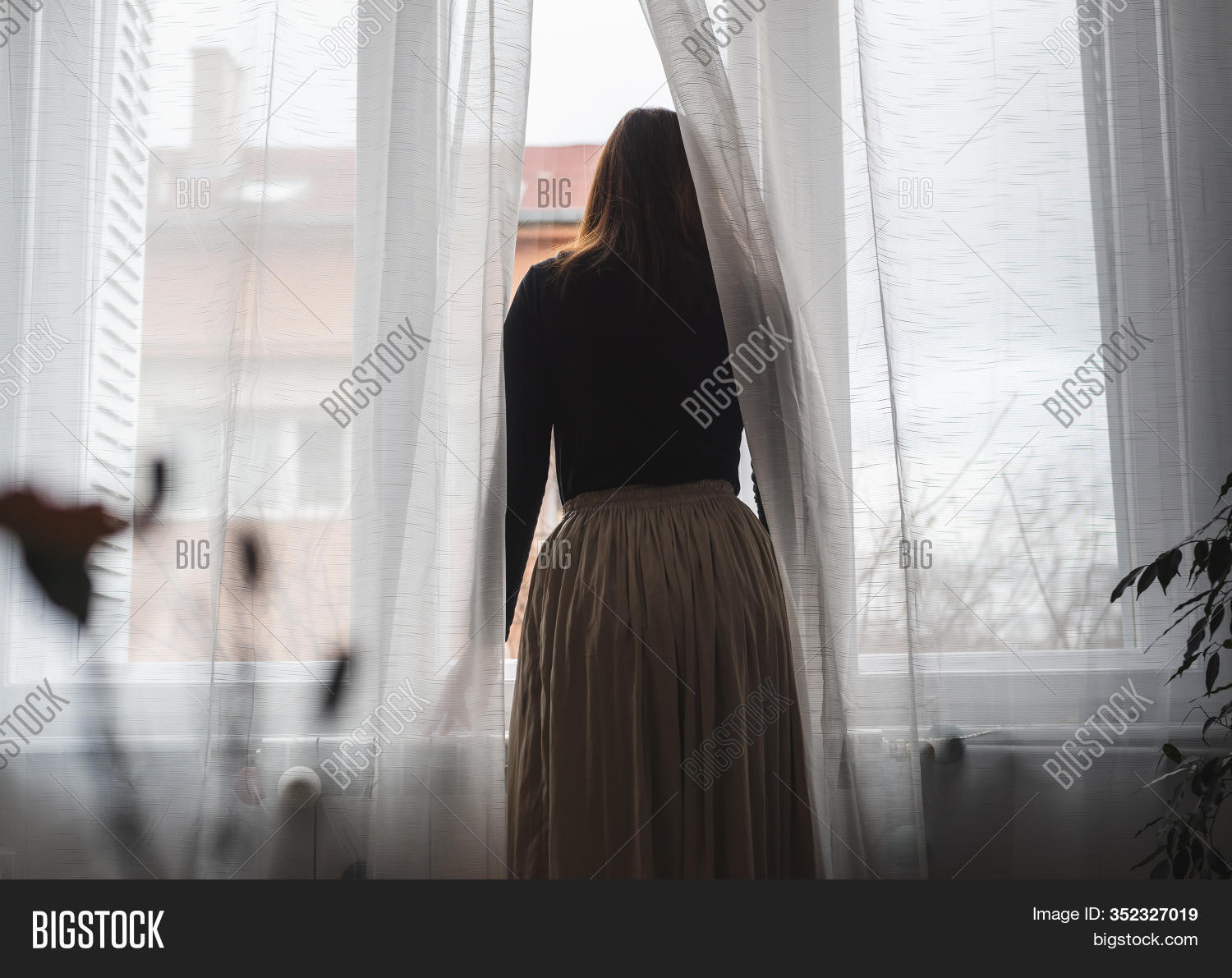 Woman Window 이미지 및 사진(무료 체험) | Bigstock