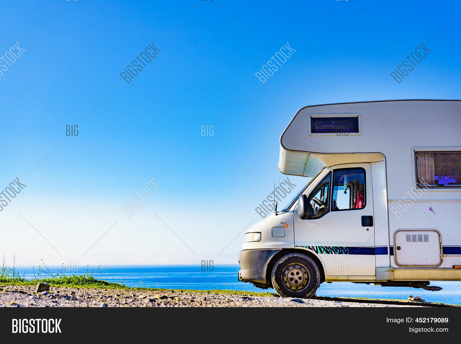 Imagen y foto Camper Rv Caravan (prueba gratis) | Bigstock