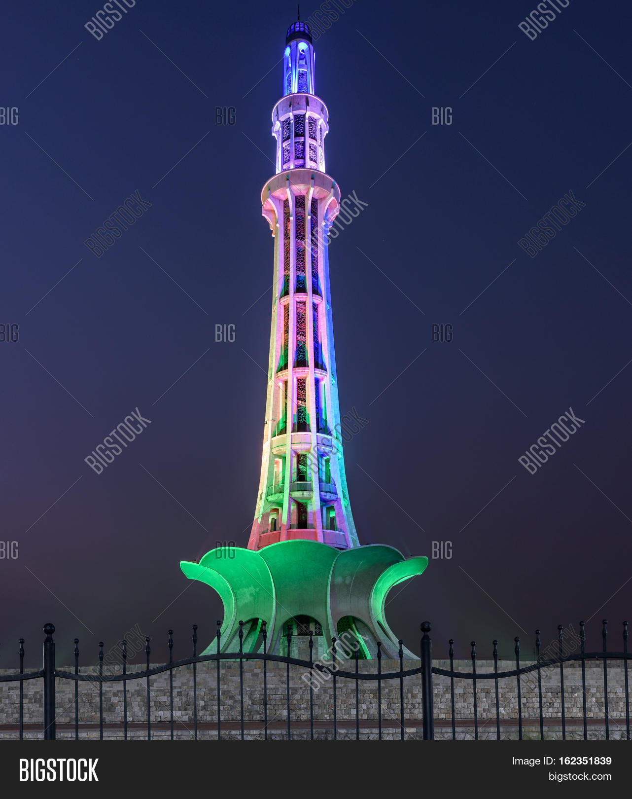 Minar-e-Pakistan Image & Photo (Free Trial) | Bigstock