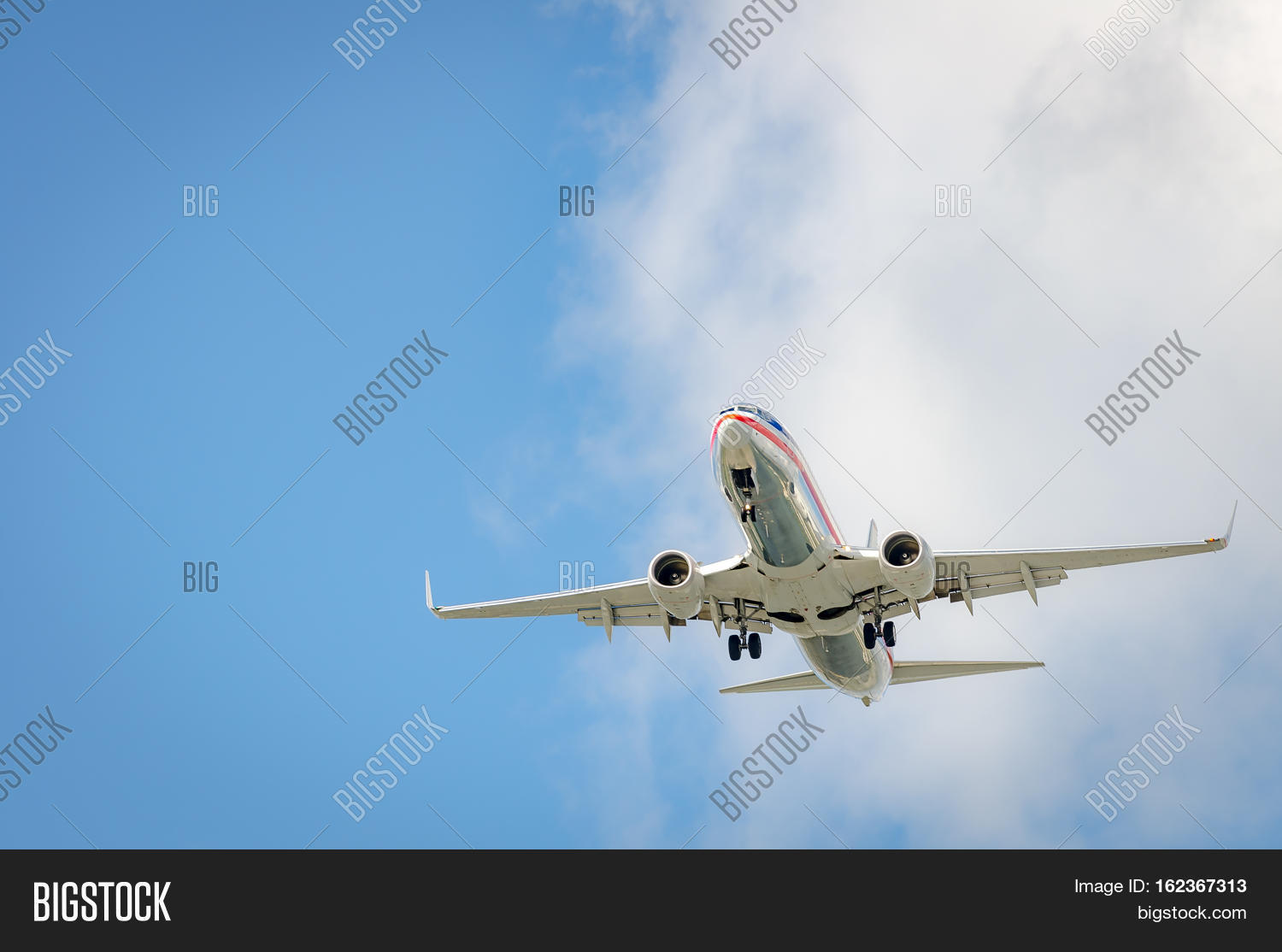 Airplane Approaching Image & Photo (Free Trial) | Bigstock