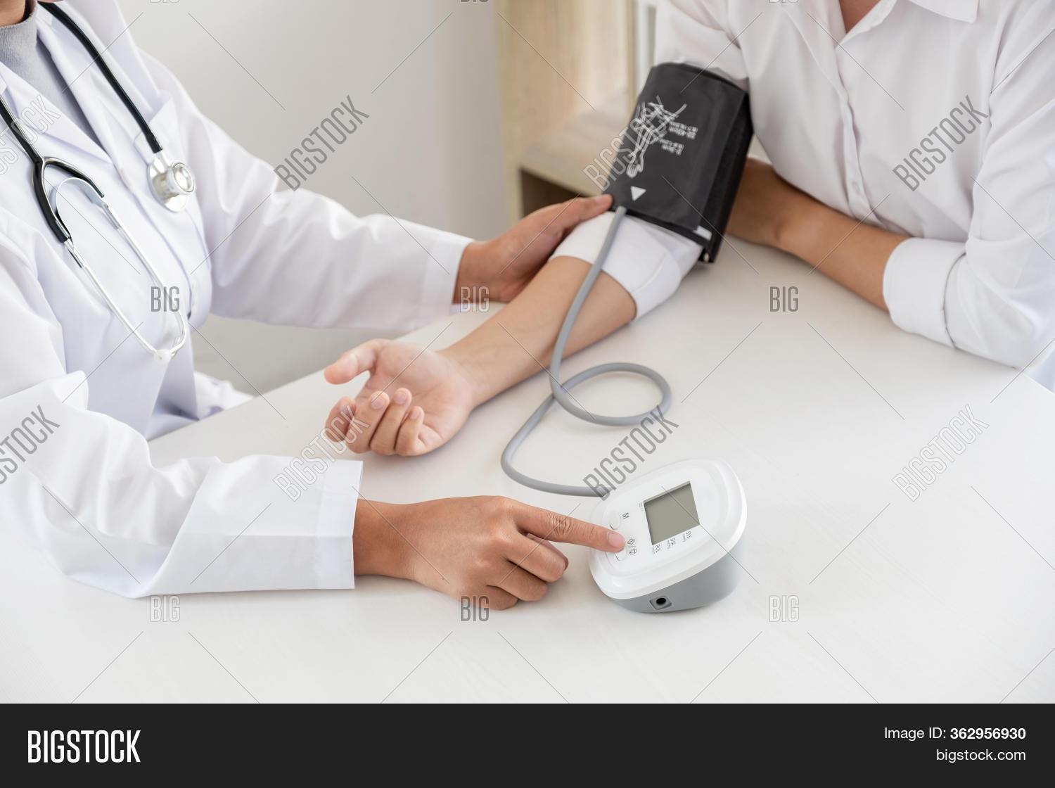 Doctor Evaluates Image & Photo (Free Trial) | Bigstock