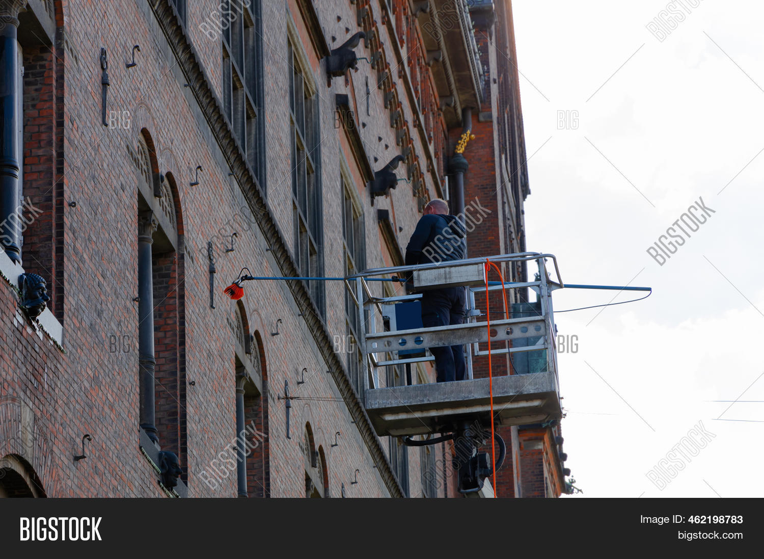 Worker Cleaning Window Image & Photo (Free Trial) | Bigstock
