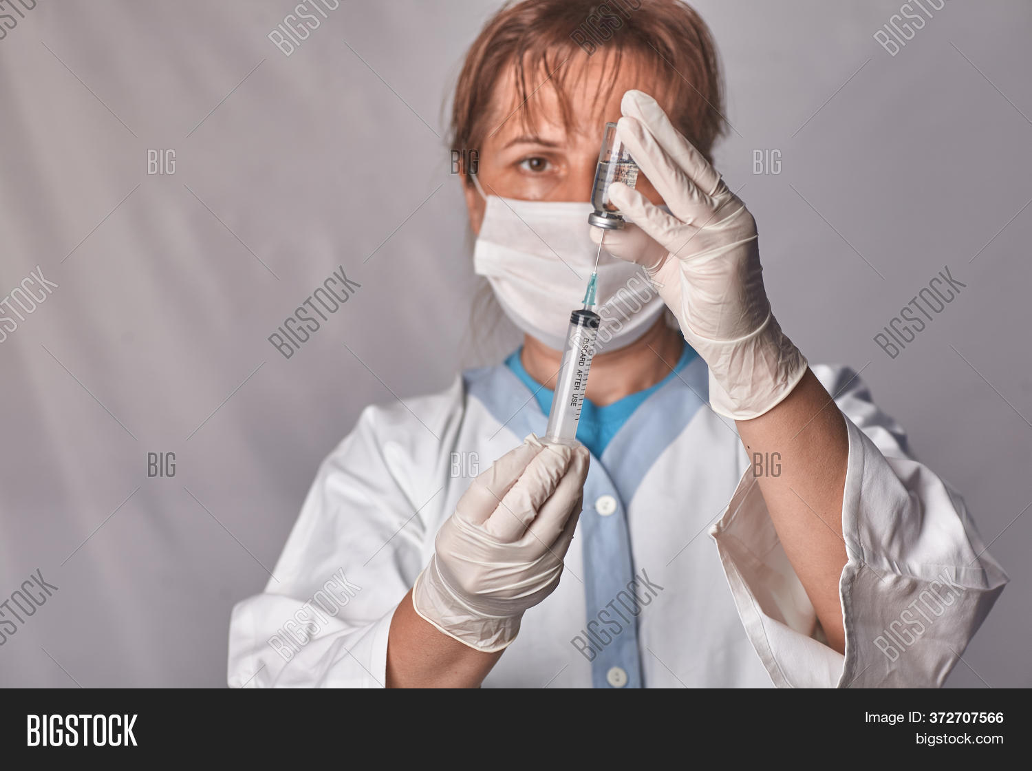 Doctor Gets Vaccine Image & Photo (Free Trial) | Bigstock