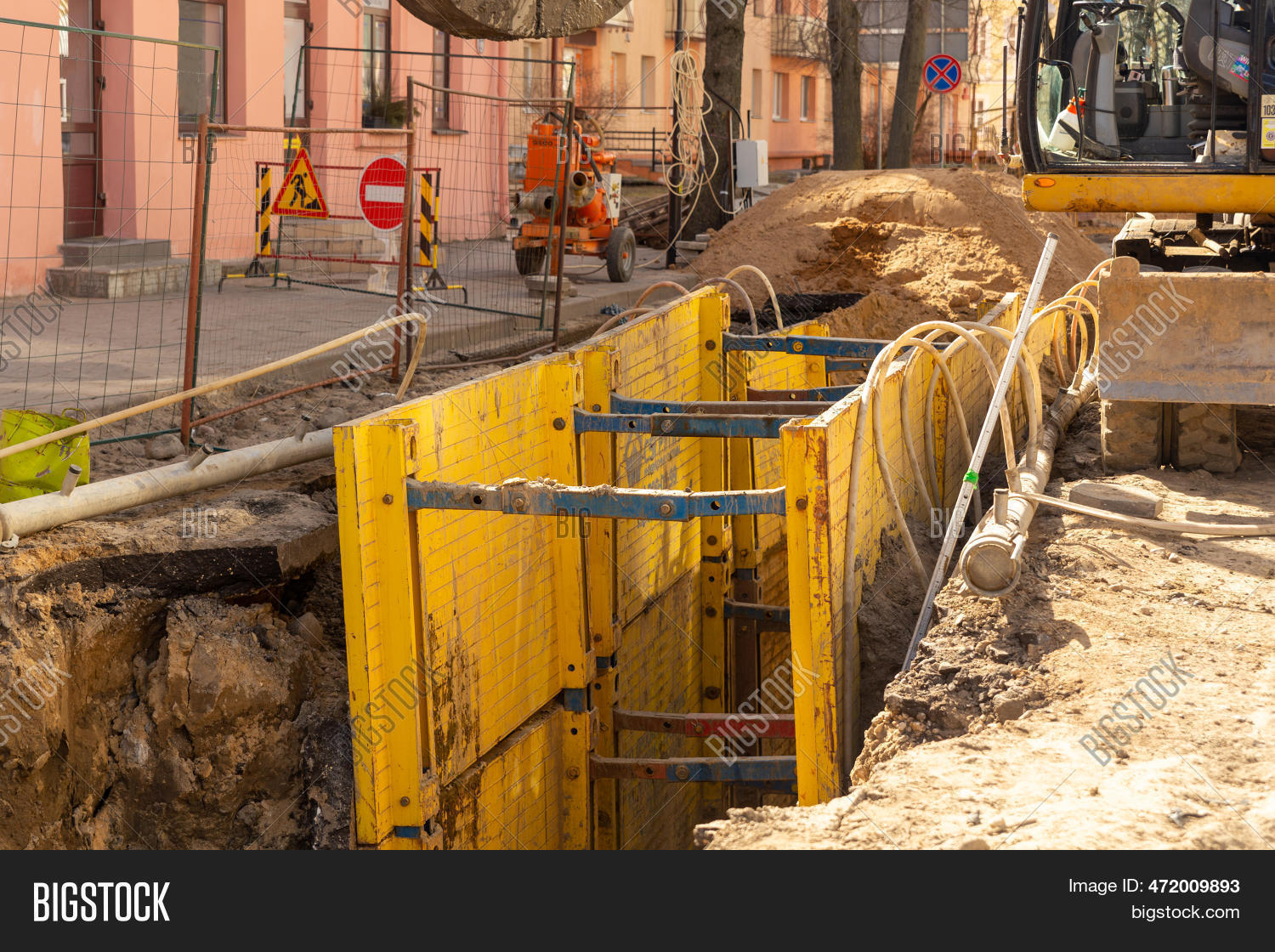 Excavator Filling Deep Image & Photo (Free Trial) | Bigstock