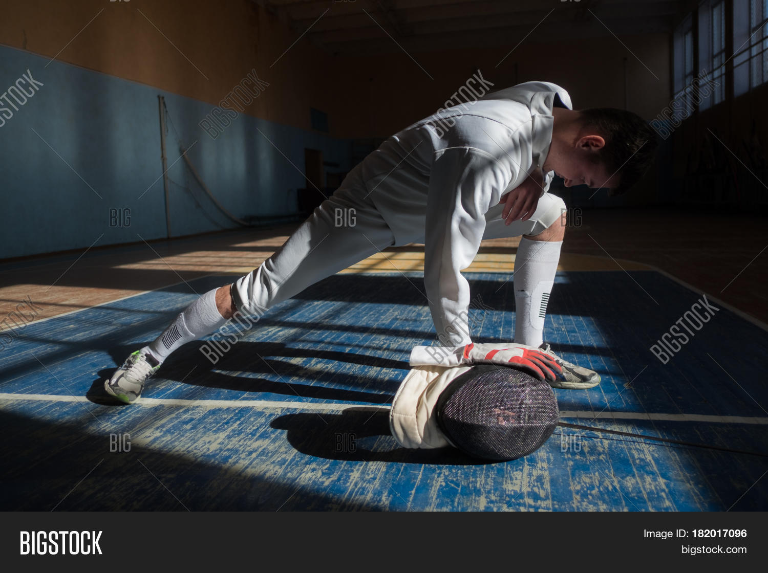 Fencer Prepares Image & Photo (Free Trial) | Bigstock