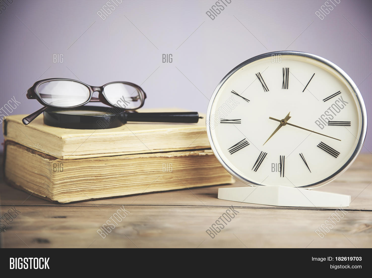 Clock Magnifying Glass Image & Photo (Free Trial) | Bigstock